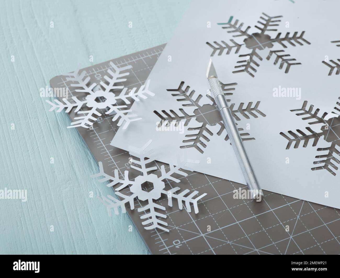 Papercraft Paper snowflake bauble steps Stock Photo - Alamy