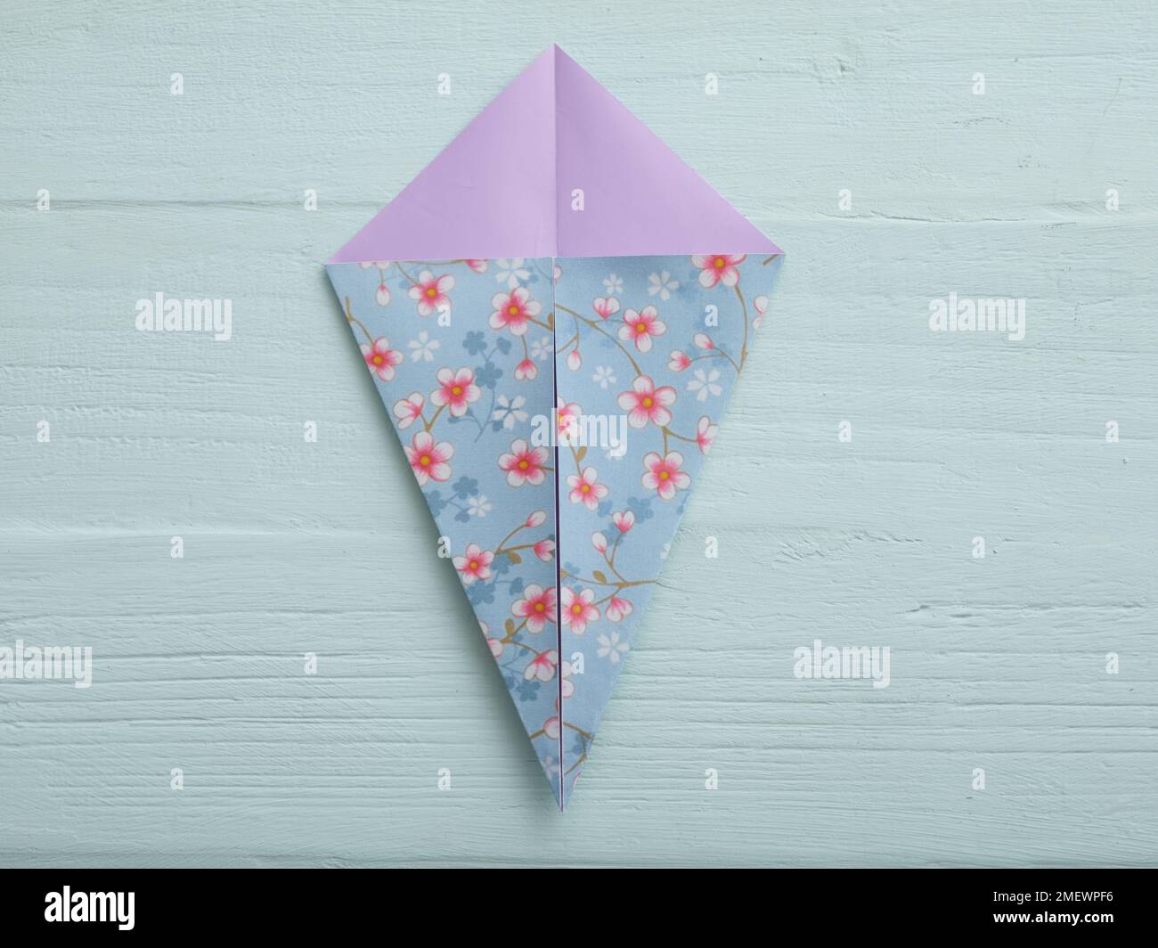 Papercraft origami birds steps Stock Photo - Alamy