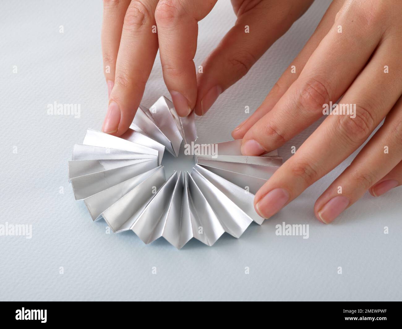 Papercraft. DIY accordian fold step 4. Joining paper strip ens to make ...