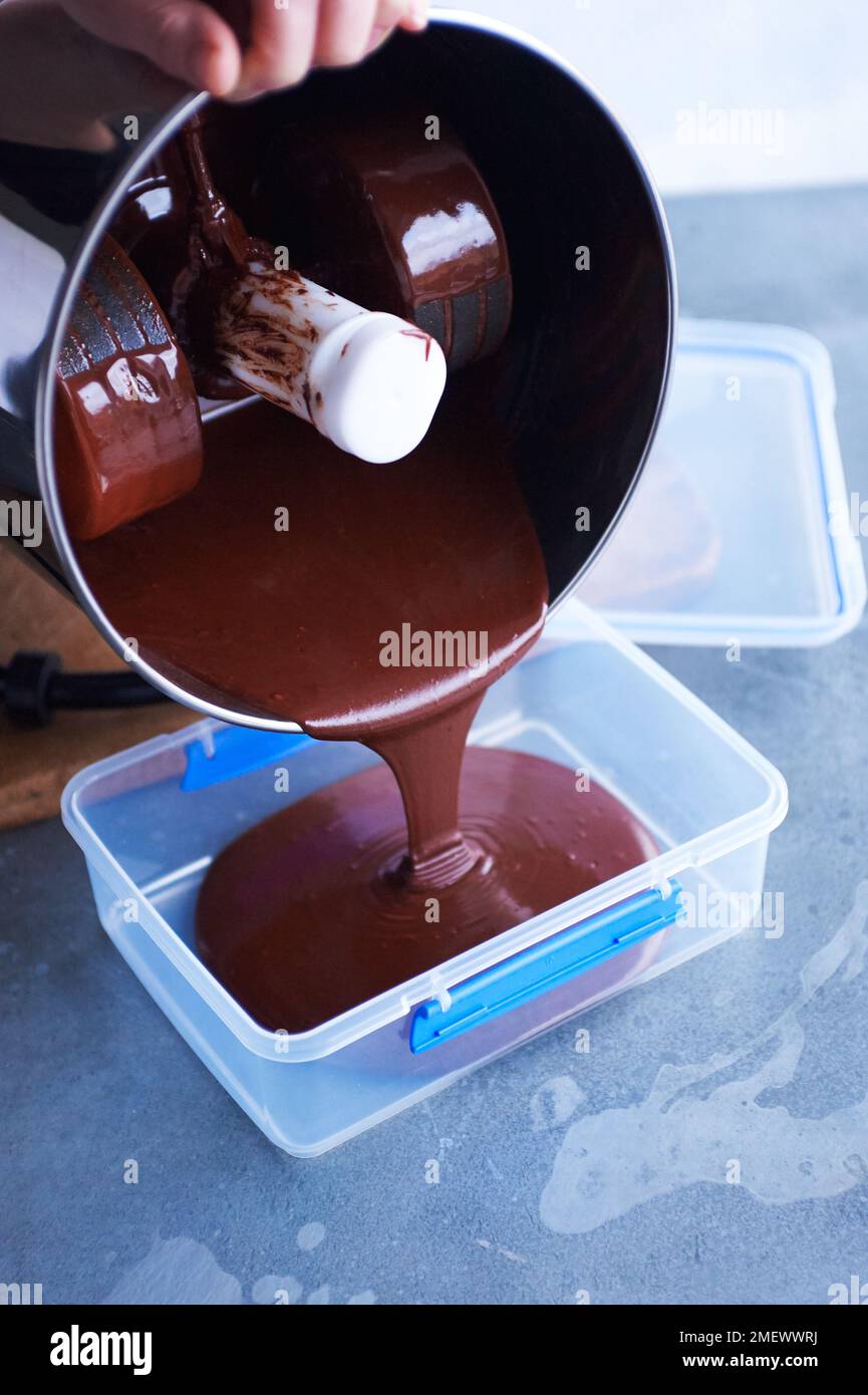 Conching chocolate hi-res stock photography and images - Alamy