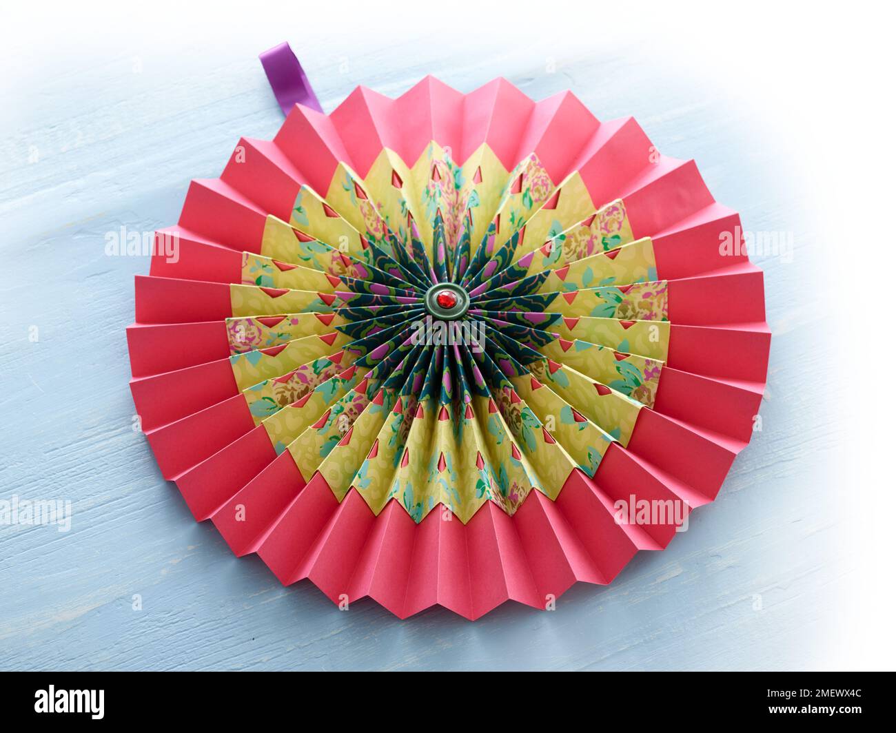 Papercraft Paper fan step 15 Stock Photo - Alamy