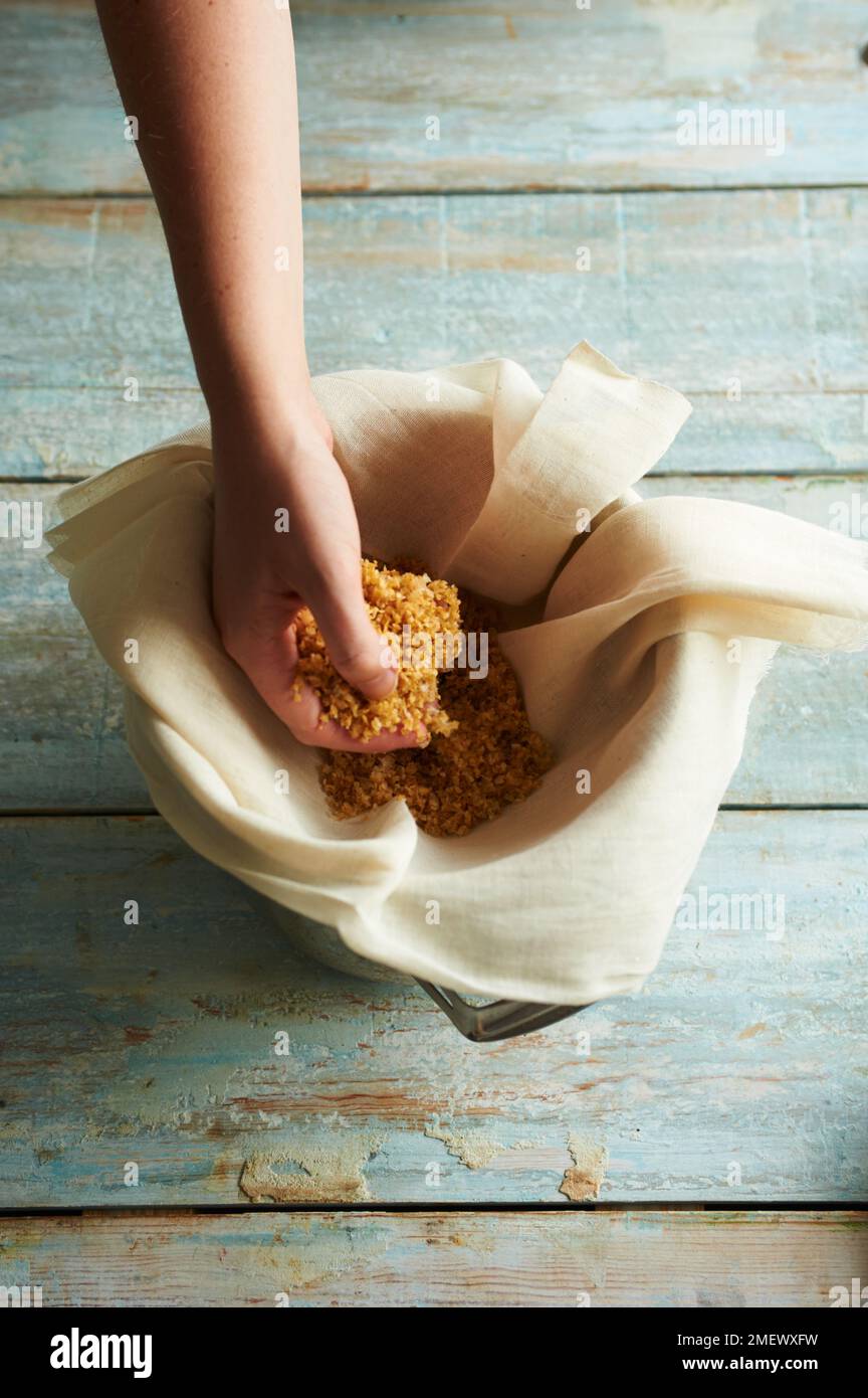 Capping honeycomb hi-res stock photography and images - Alamy