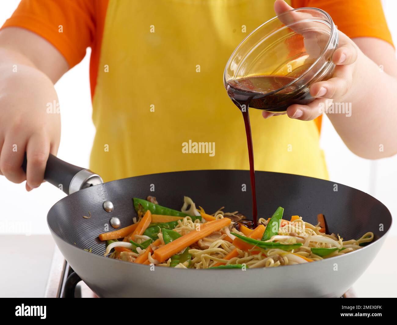 steps for vegetable chow mein, step 5 Stock Photo - Alamy