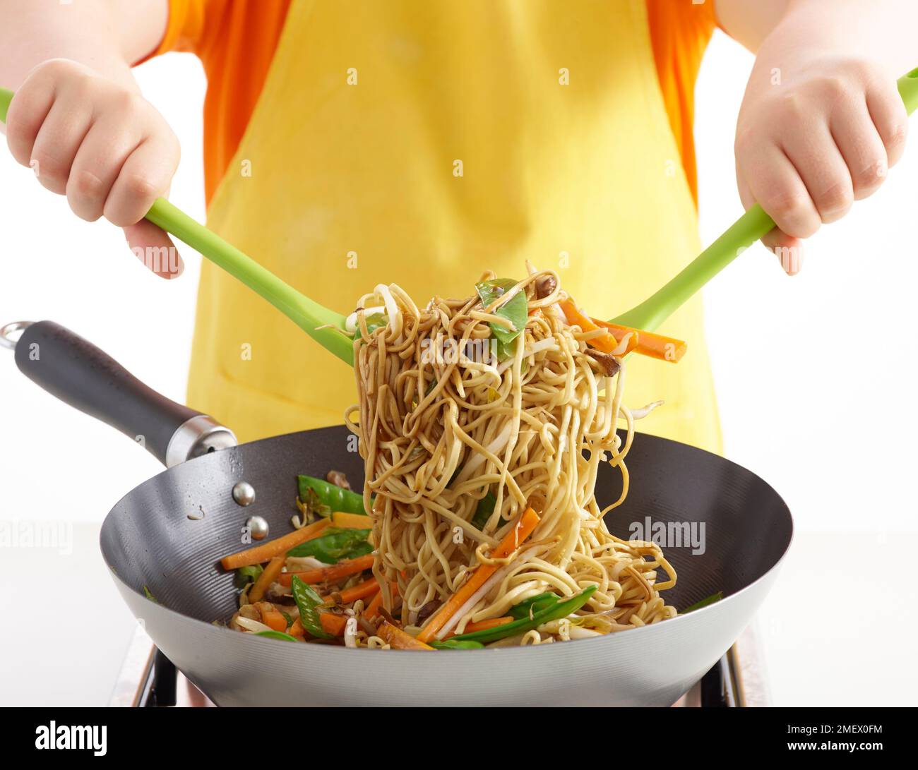 steps for vegetable chow mein, step 6 Stock Photo - Alamy