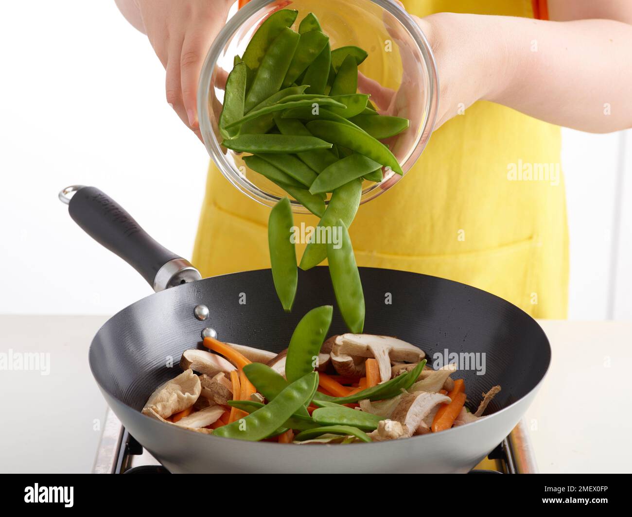 steps for vegetable chow mein, step 4 Stock Photo - Alamy