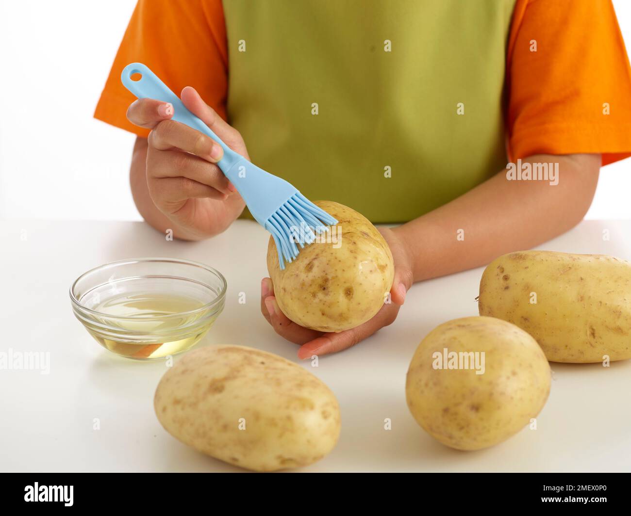 jacket potato, step 1 Stock Photo - Alamy