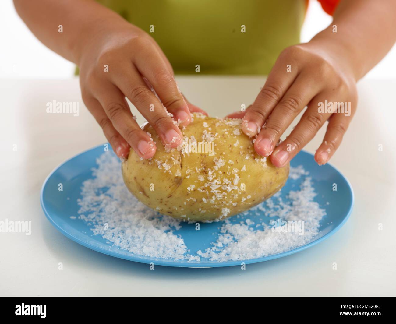 Jacket potato cooking hi-res stock photography and images - Alamy
