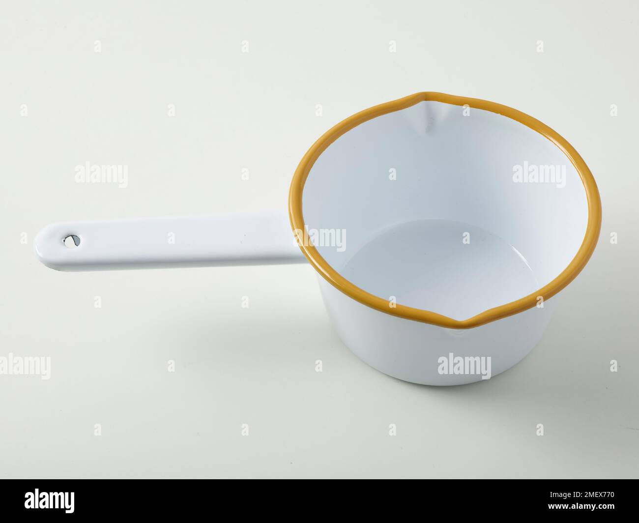 White saucepan hi-res stock photography and images - Alamy