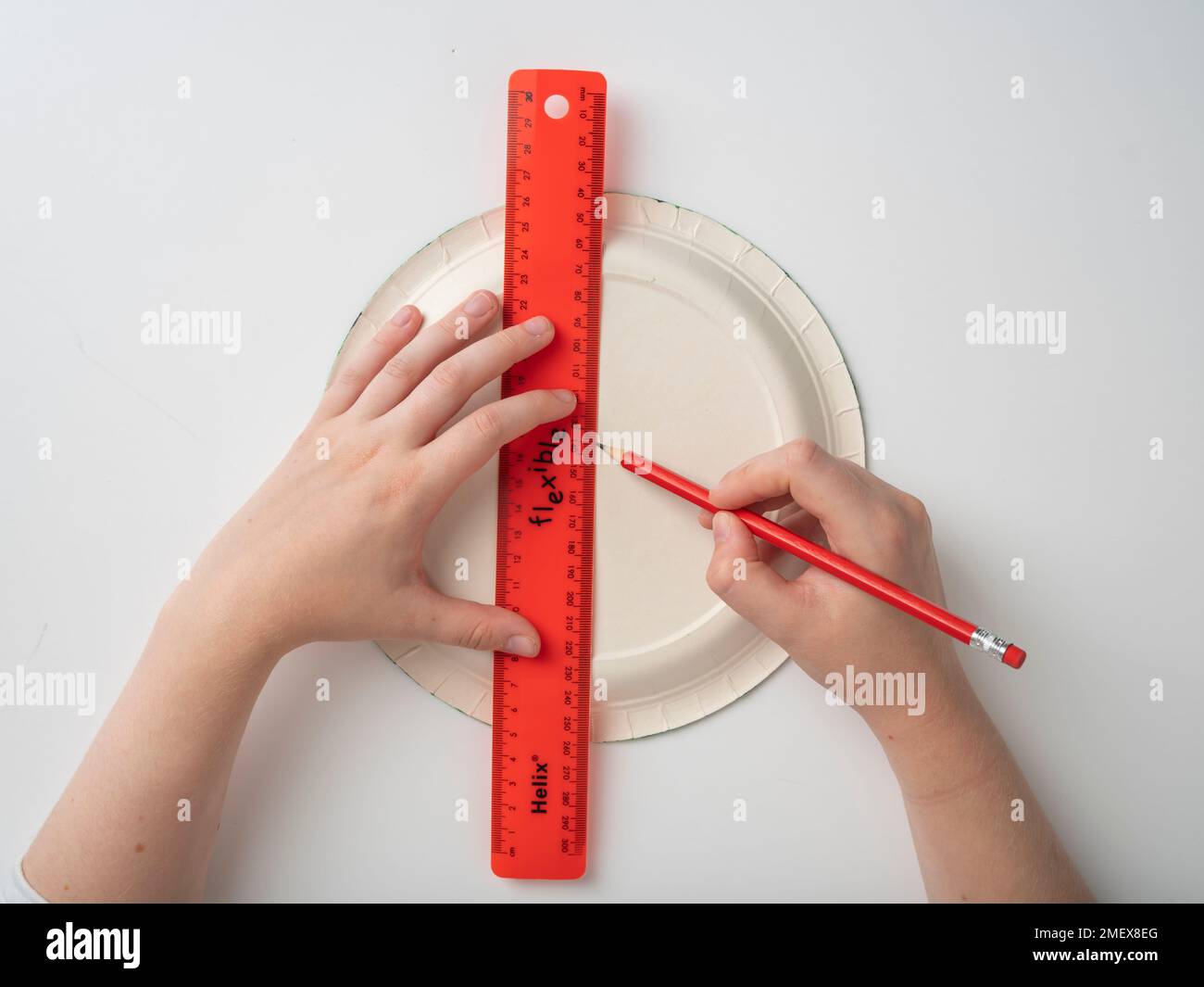 Drawing a line in half on paper plate Stock Photo - Alamy