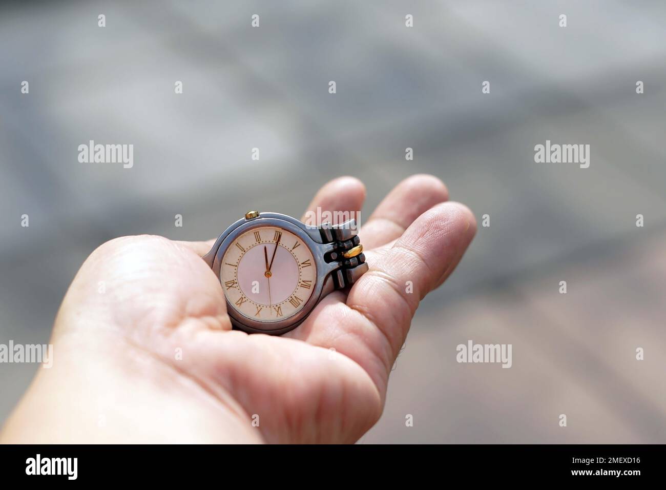 Hand holding vintage clock hi-res stock photography and images - Alamy