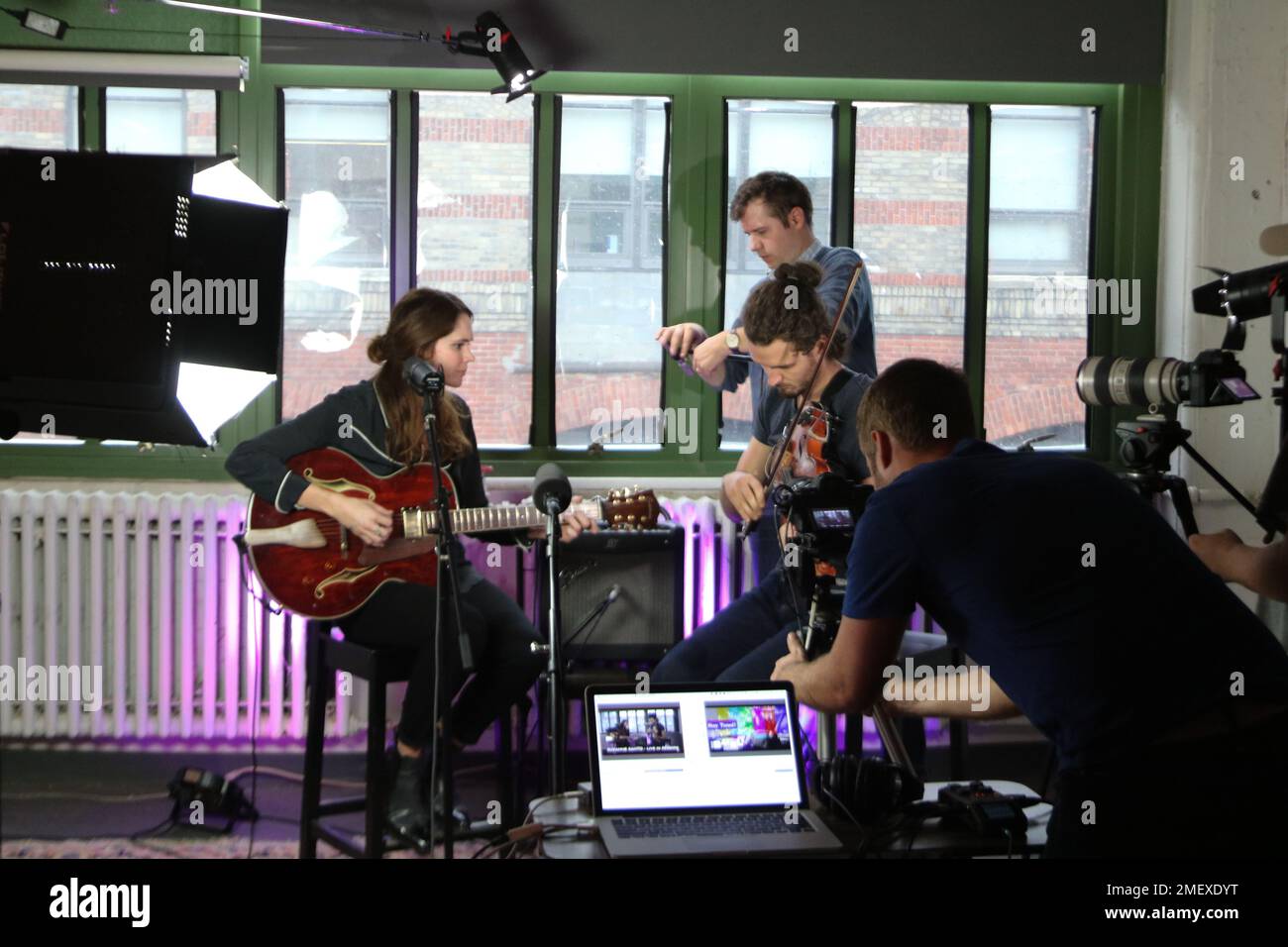Suzanne Santo films a session in Brooklyn Stock Photo - Alamy