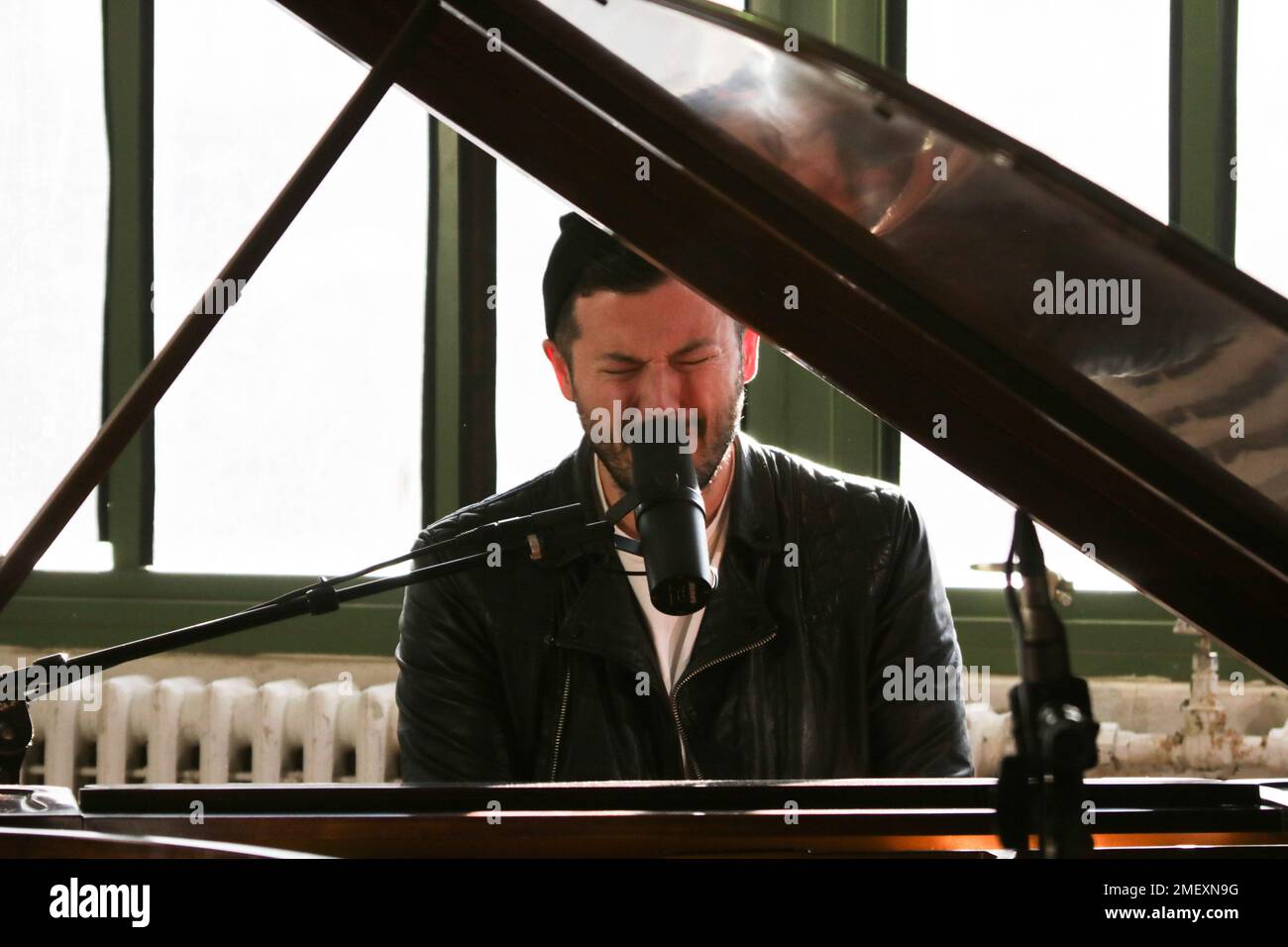 Syml - Brian Fennell films a session in Brooklyn Stock Photo - Alamy