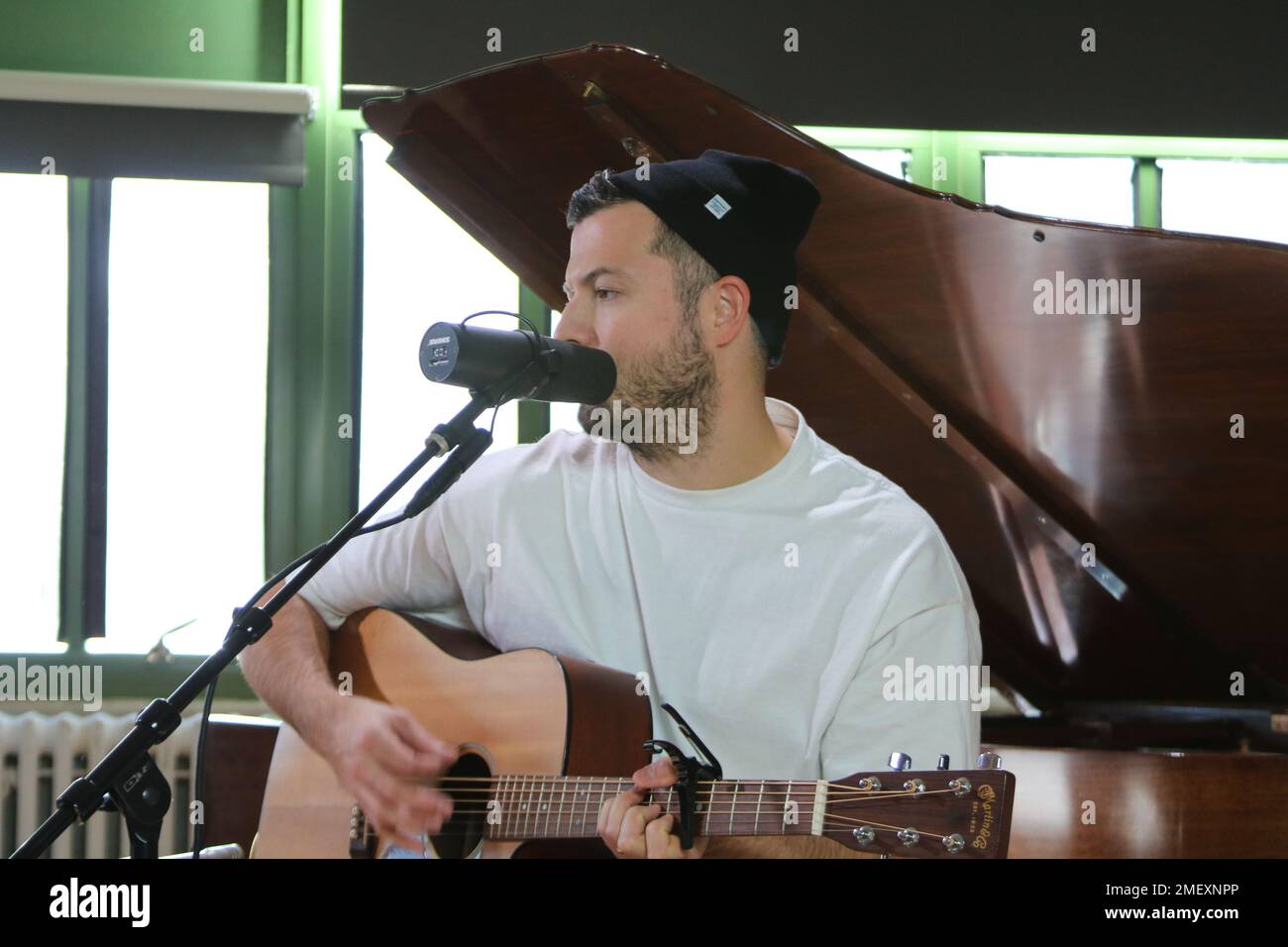 Syml - Brian Fennell films a session in Brooklyn Stock Photo - Alamy