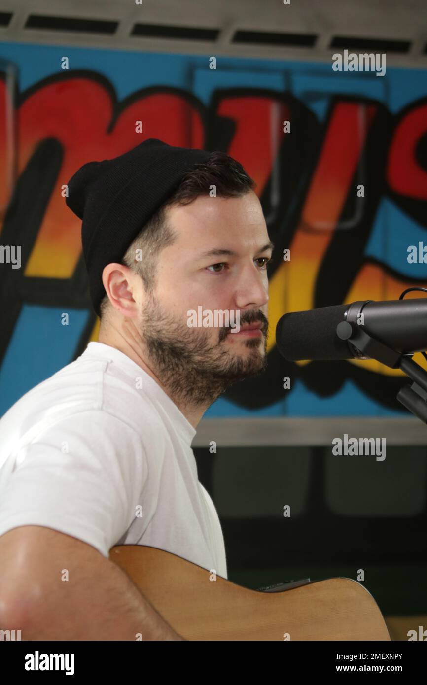 Syml - Brian Fennell films a session in Brooklyn Stock Photo - Alamy