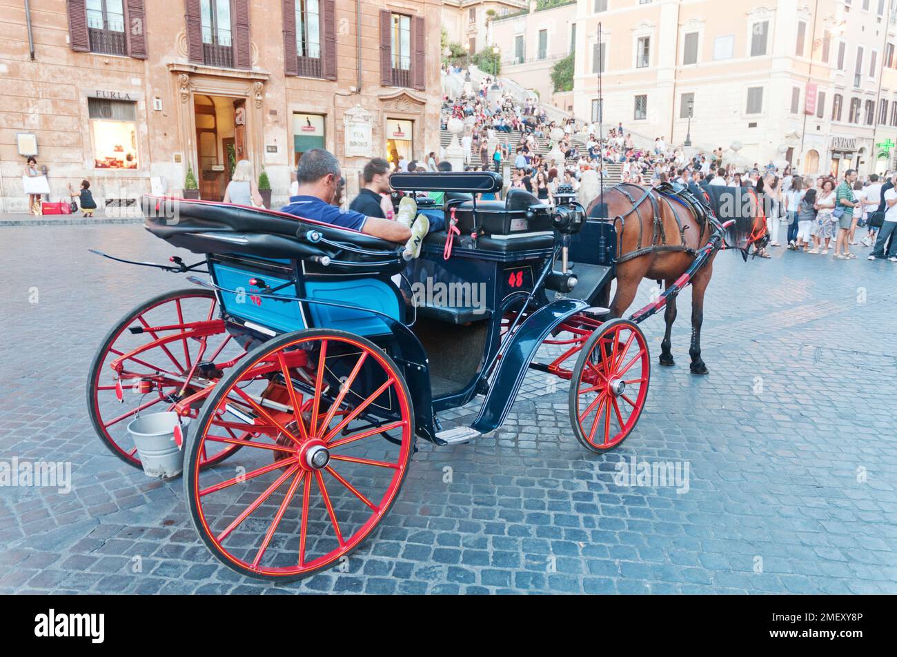 Horse and carriage waiting for customers at the Spanish Steps in Rome ...