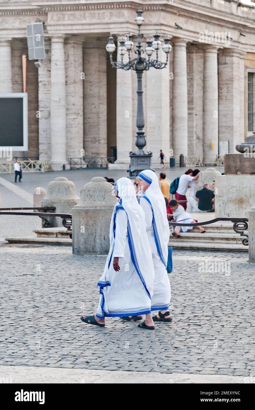 Nuns vatican square hi-res stock photography and images - Alamy