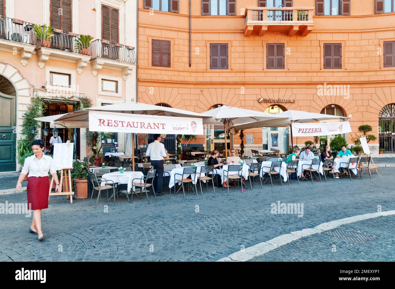 Restaurant outside tables hi-res stock photography and images - Alamy