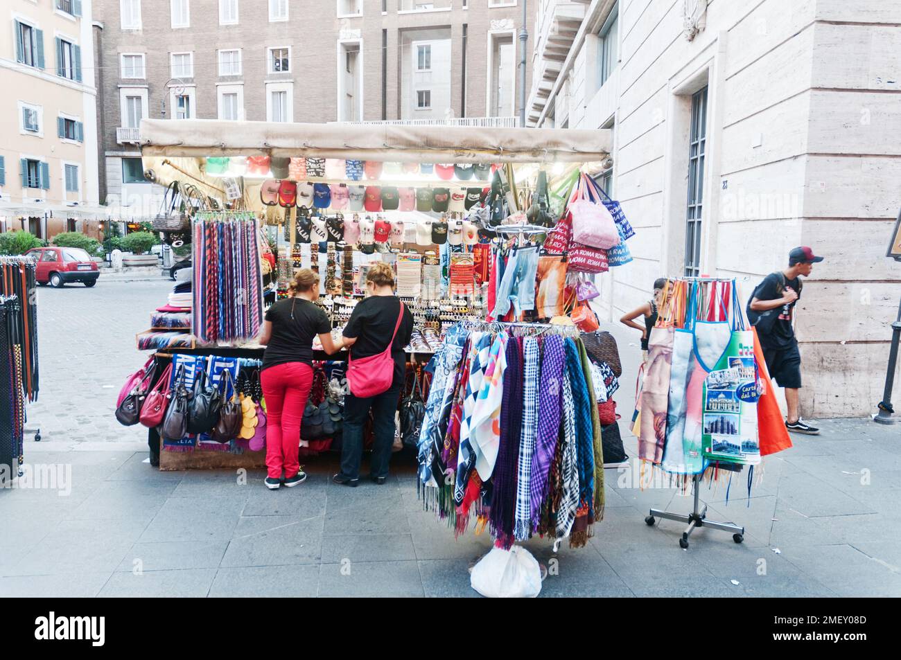 Shopping street in rome hi-res stock photography and images - Alamy