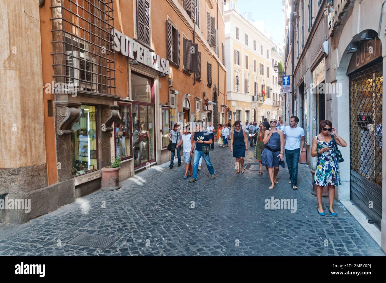 Street scene in rome hi-res stock photography and images - Alamy
