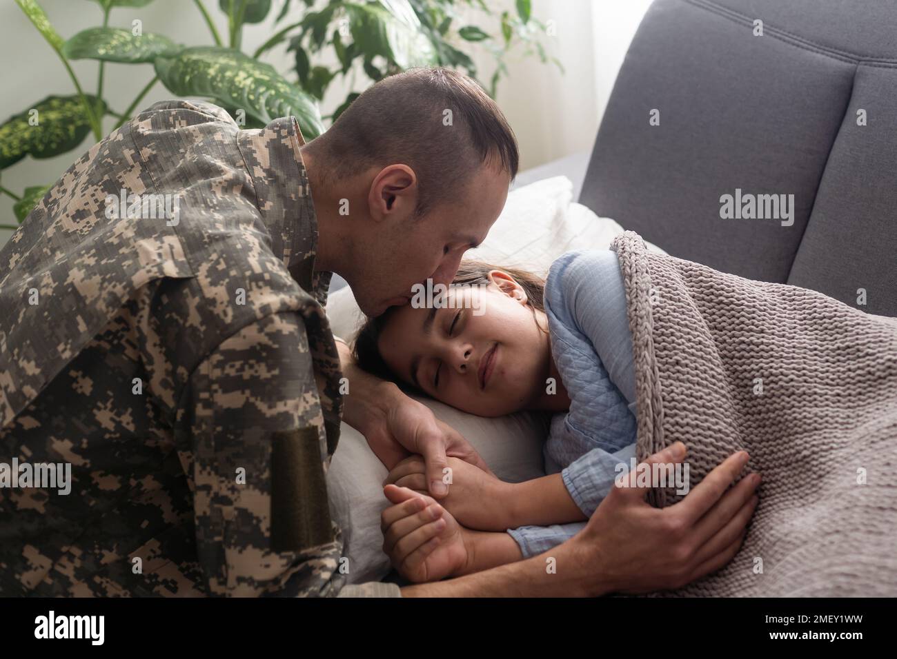 Soldier surprises his daughter with his arrival at home Stock Photo - Alamy