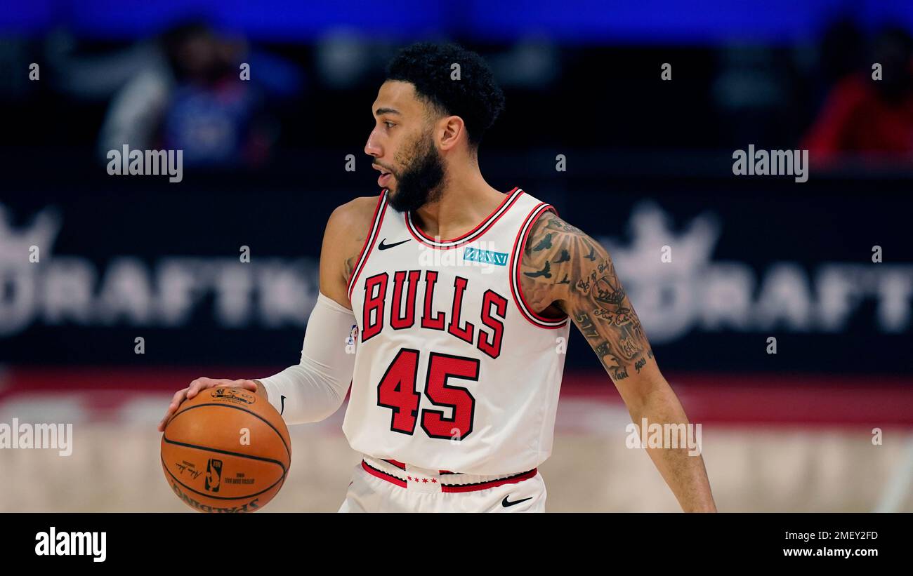 Chicago Bulls guard Denzel Valentine plays during the first half of an ...