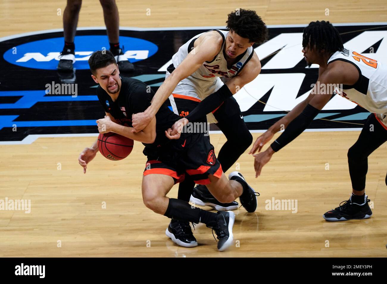 Oregon State guard Jarod Lucas (2) tries to protect the ball from ...