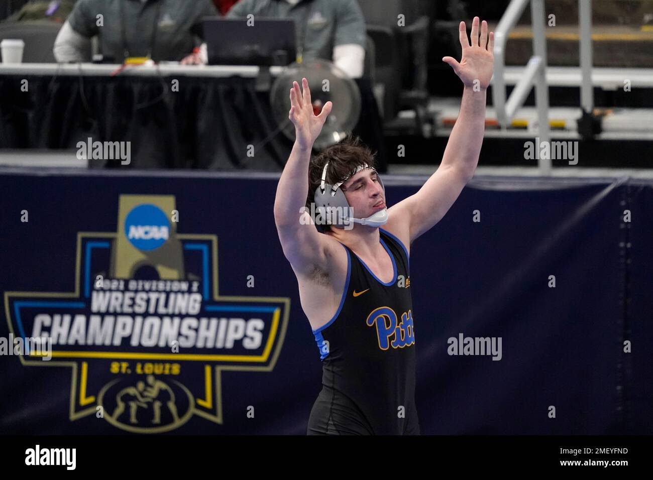 Pittsburgh's Nino Bonaccorsi celebrates after defeating Oklahoma's Jake ...