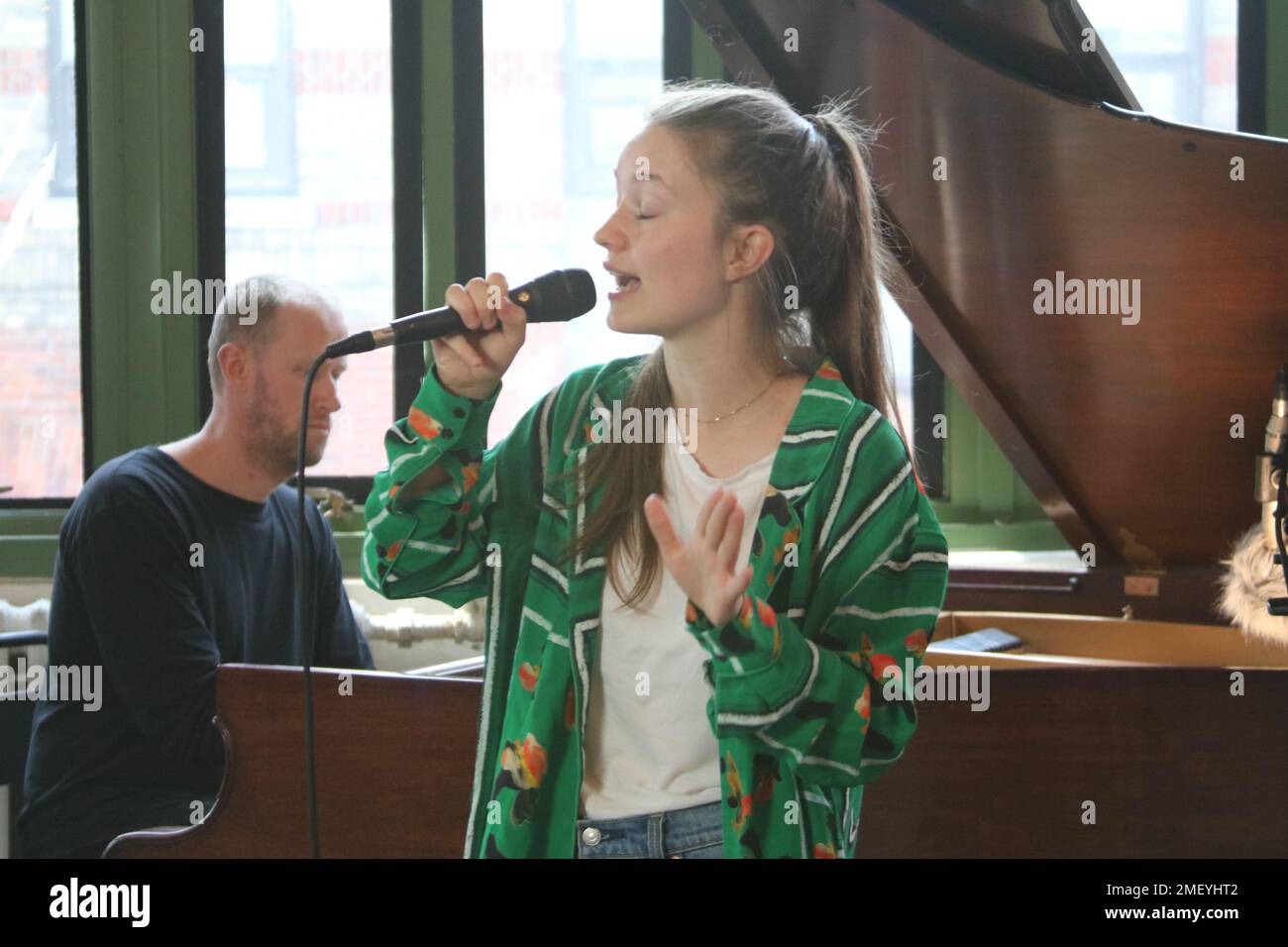 Norwegian singer songwriter Sigrid films a session in Brooklyn Stock ...