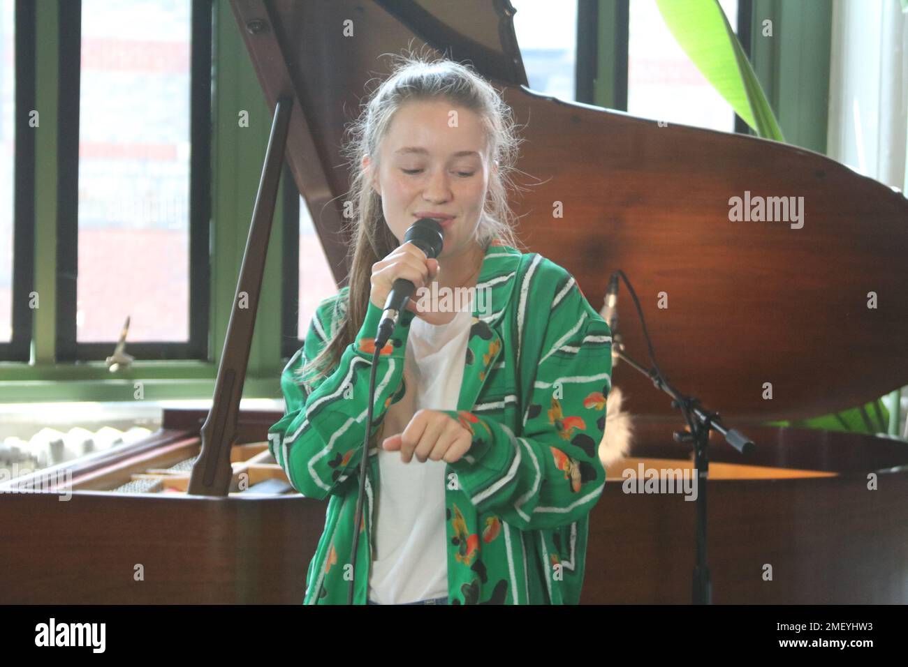 Norwegian singer songwriter Sigrid films a session in Brooklyn Stock ...