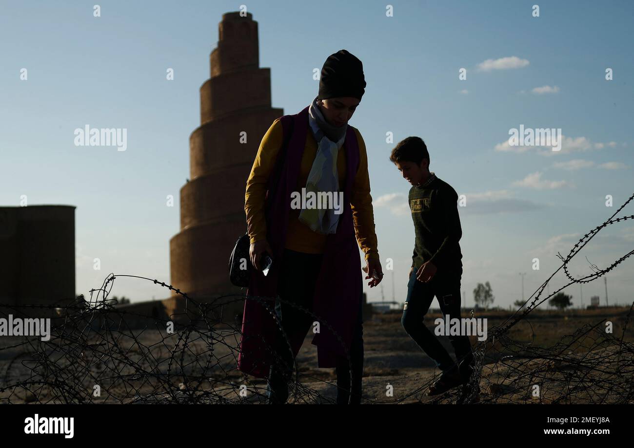 People visit the al-Malwiya minaret at the Al-Mutawakkil Mosque in ...