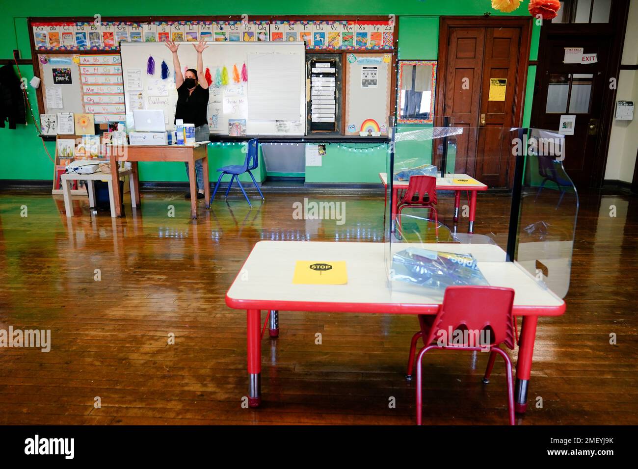 Teacher Tara Matise exercise with her prekindergarten students ...
