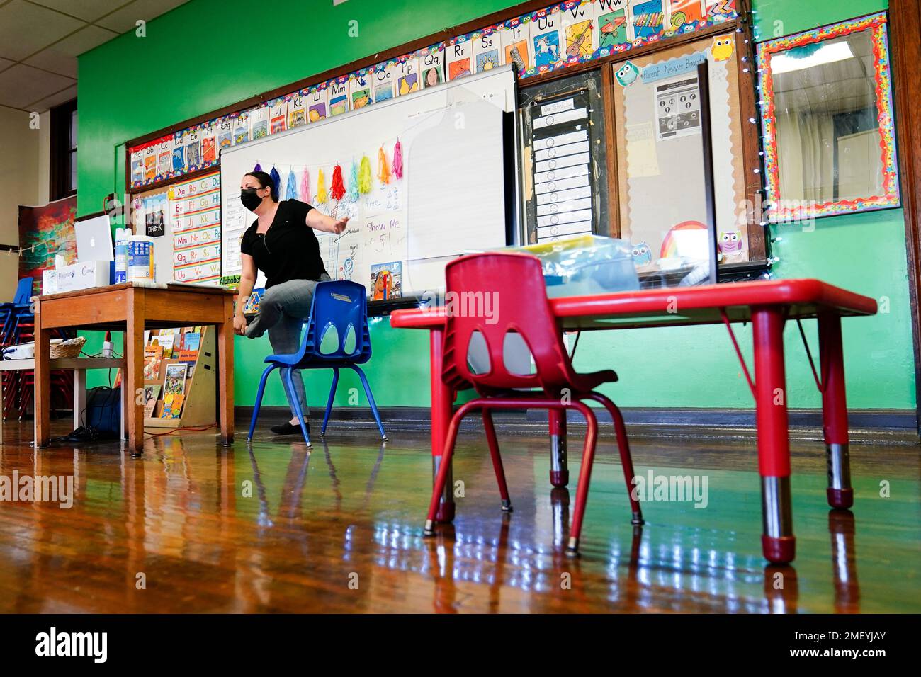 Teacher Tara Matise exercise with her prekindergarten students ...