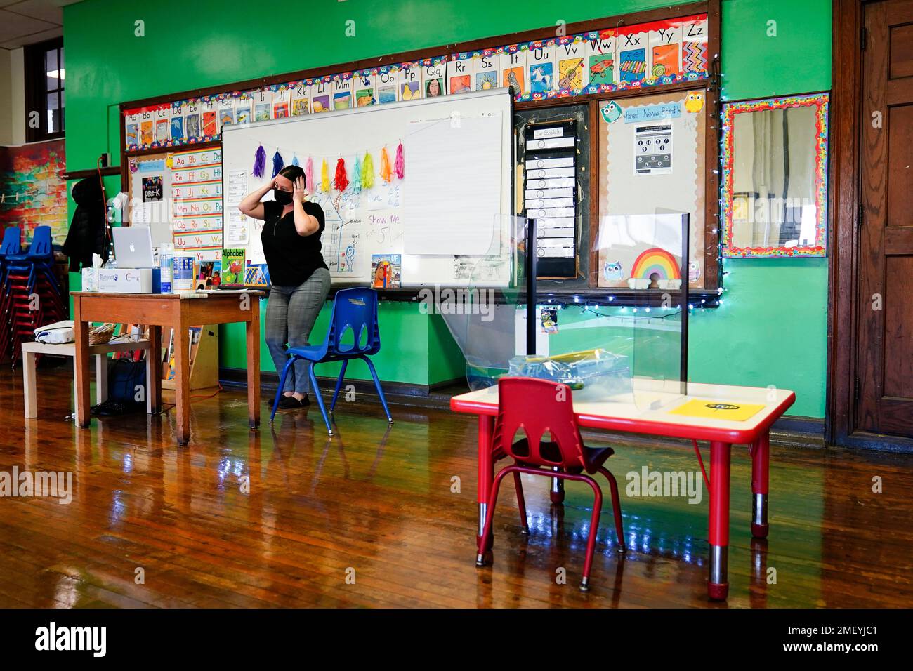 Teacher Tara Matise exercises with her prekindergarten students ...