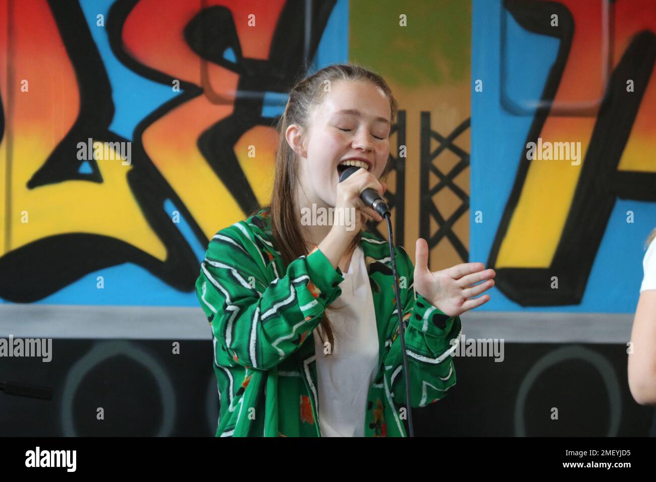 Norwegian singer songwriter Sigrid films a session in Brooklyn Stock ...