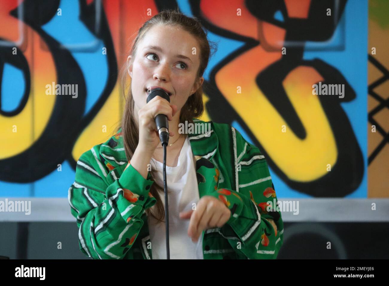 Norwegian singer songwriter Sigrid films a session in Brooklyn Stock ...