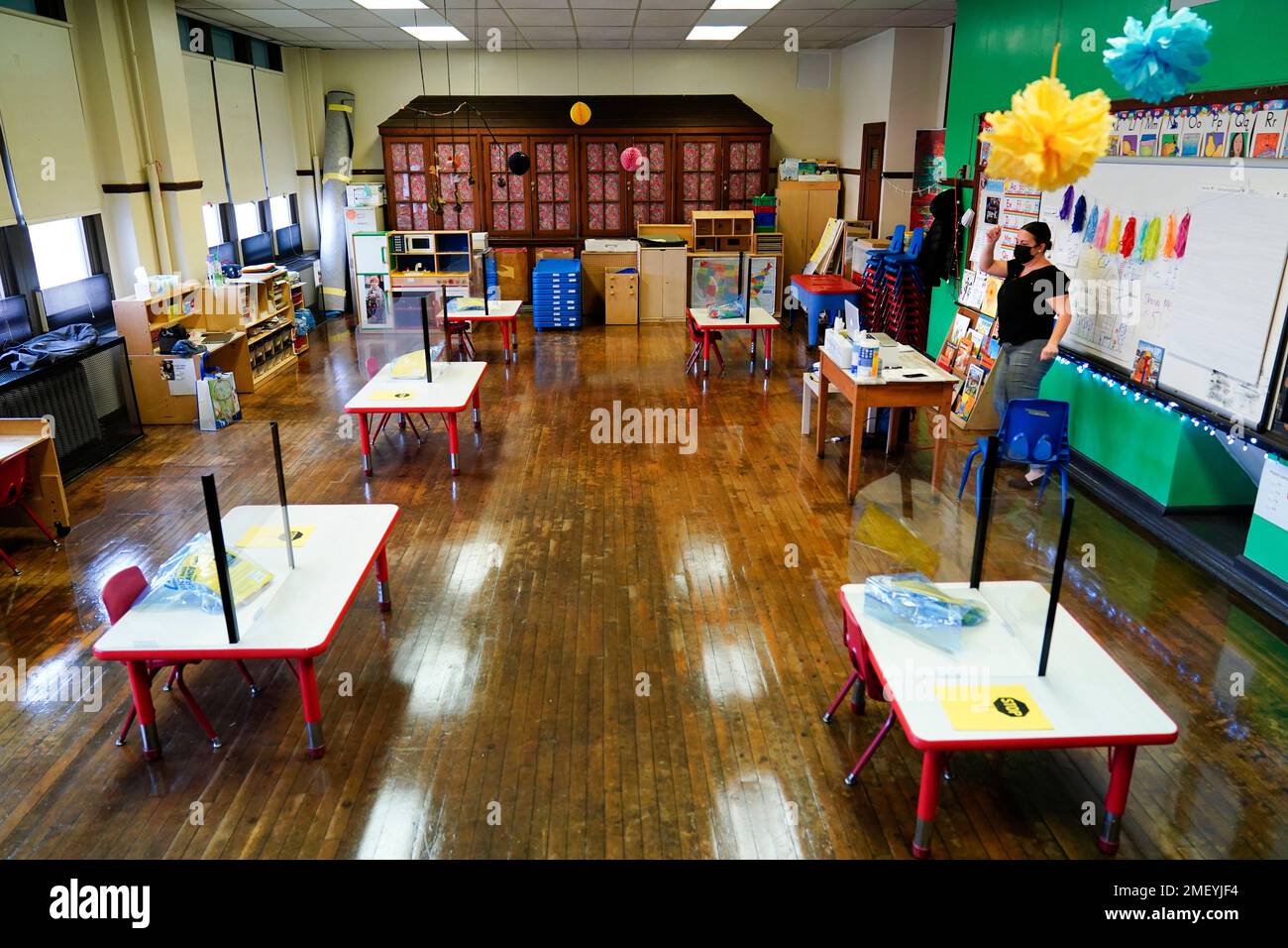 Teacher Tara Matise exercise with her prekindergarten students ...