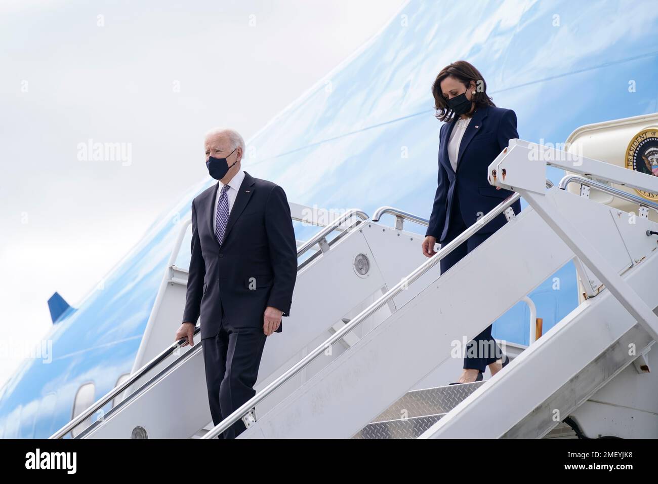President Joe Biden and Vice President Kamala Harris steps off Air ...