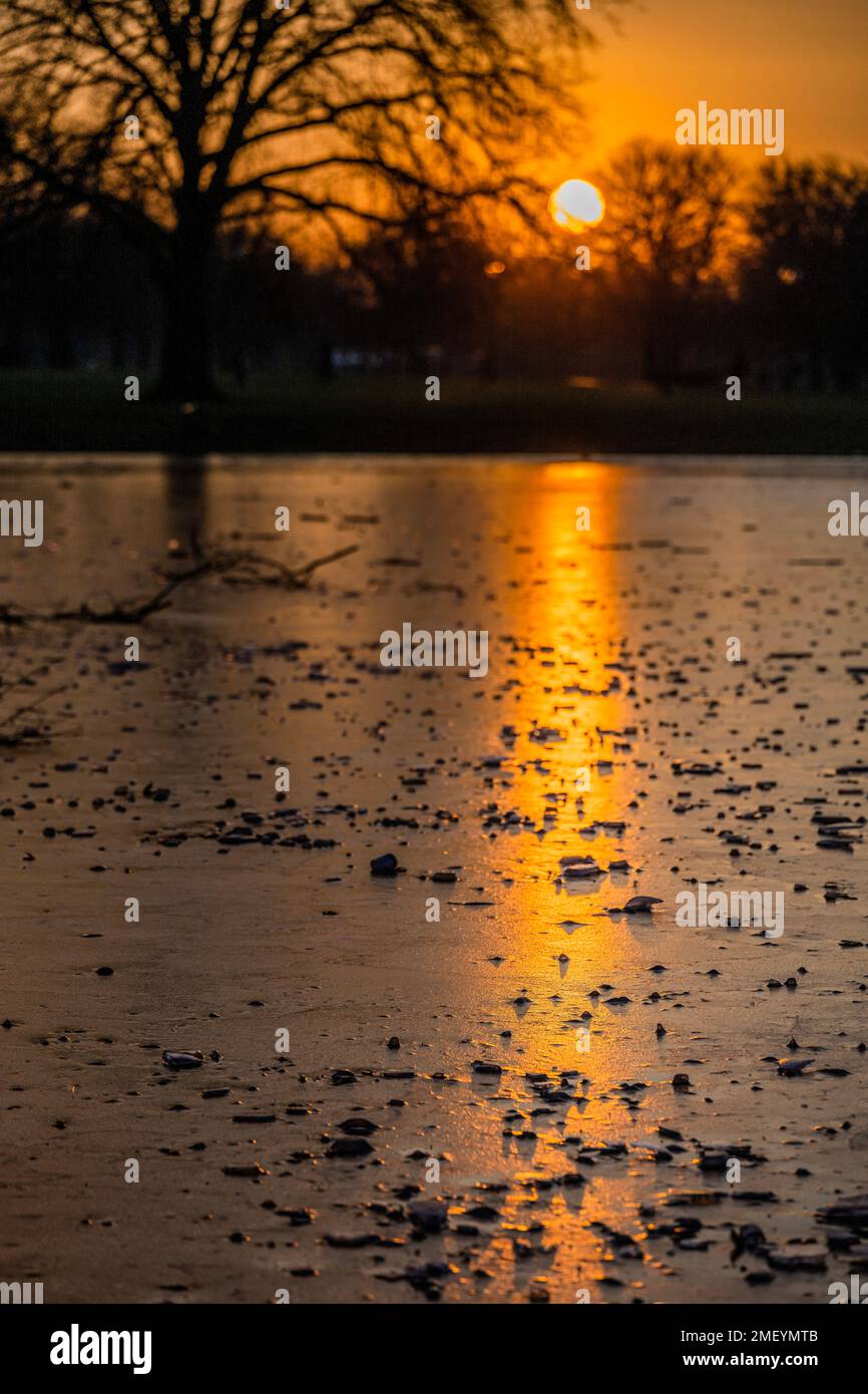 London, UK. 24th Jan, 2023. The Sun sets on a frozen Clapham Common ...