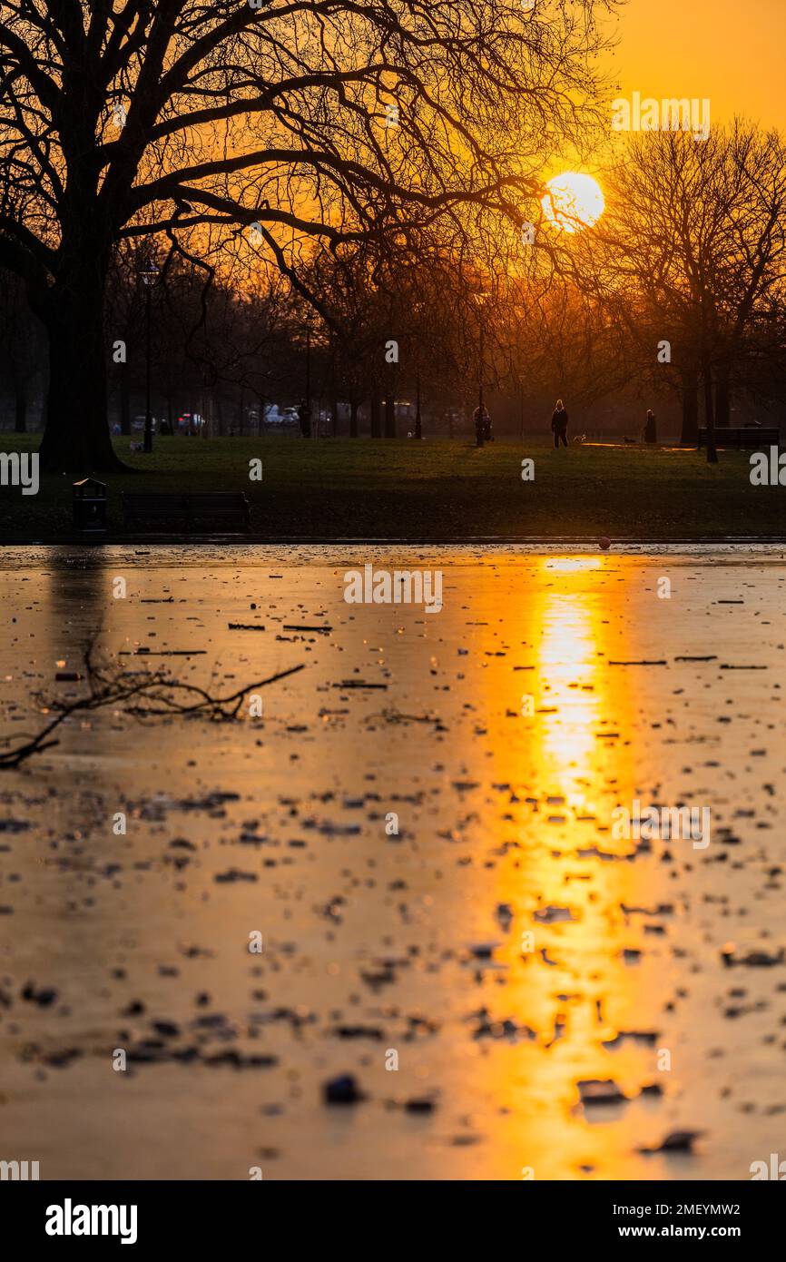 London, UK. 24th Jan, 2023. The Sun sets on a frozen Clapham Common ...