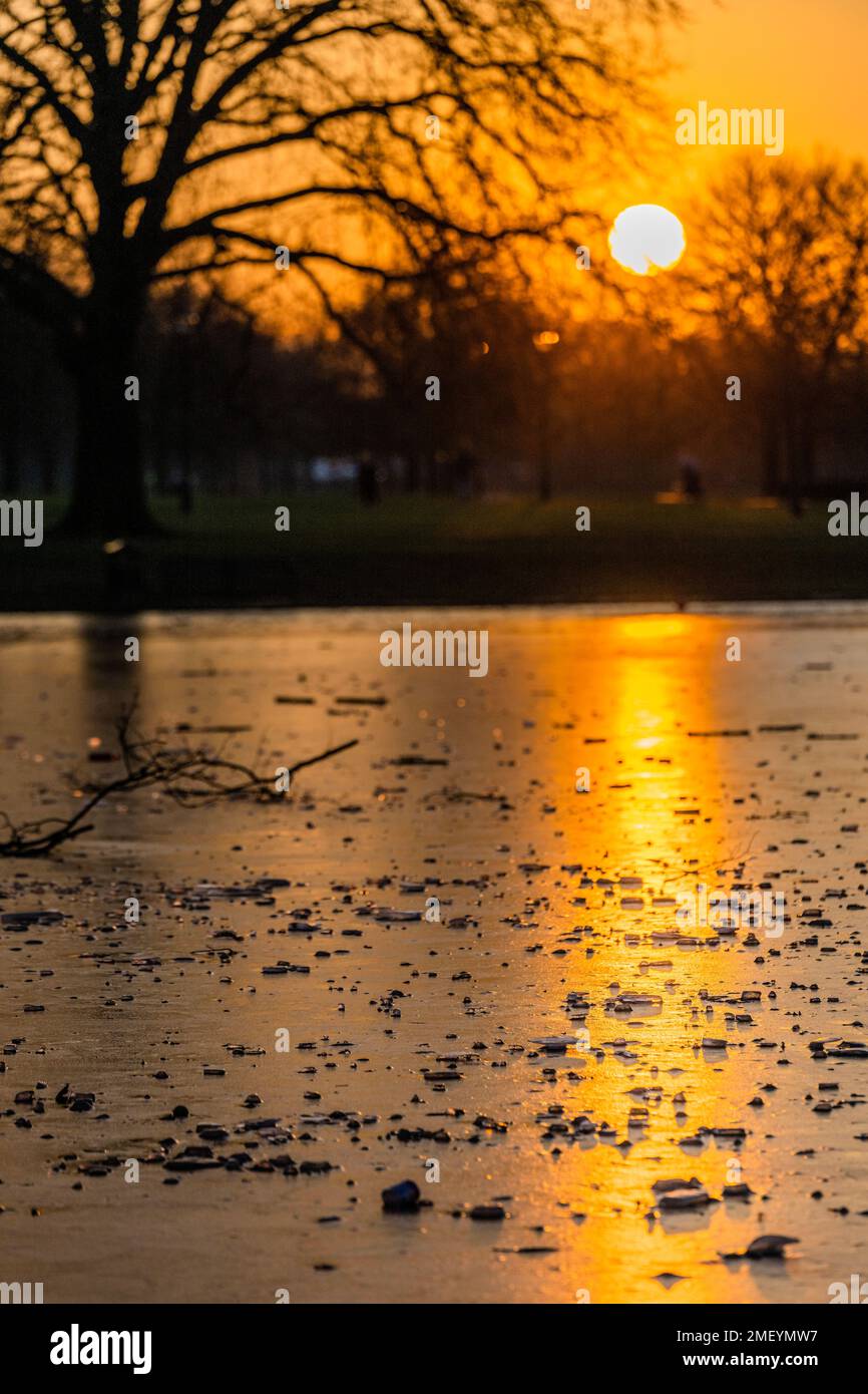London, UK. 24th Jan, 2023. The Sun sets on a frozen Clapham Common ...
