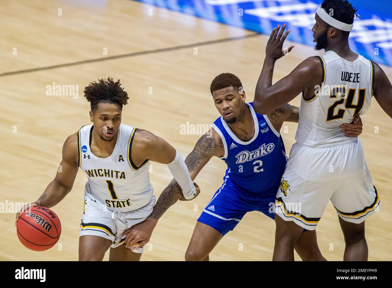 Wichita State's Tyson Etienne (1) uses a screen from teammate Morris ...