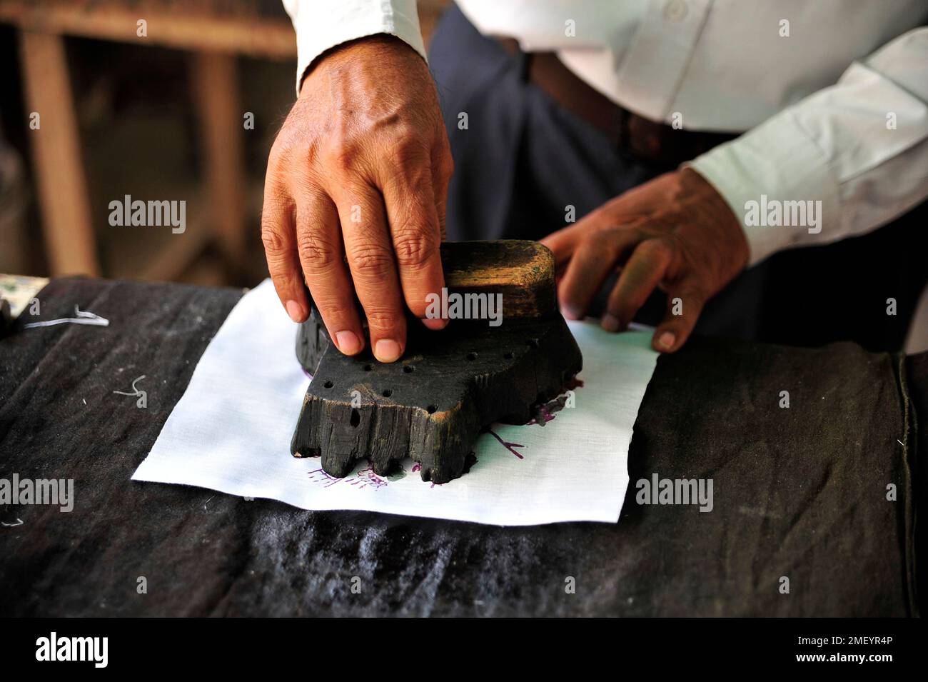 Fabric dyeing demonstration using stamp in an Indian factory - Jaipur ...