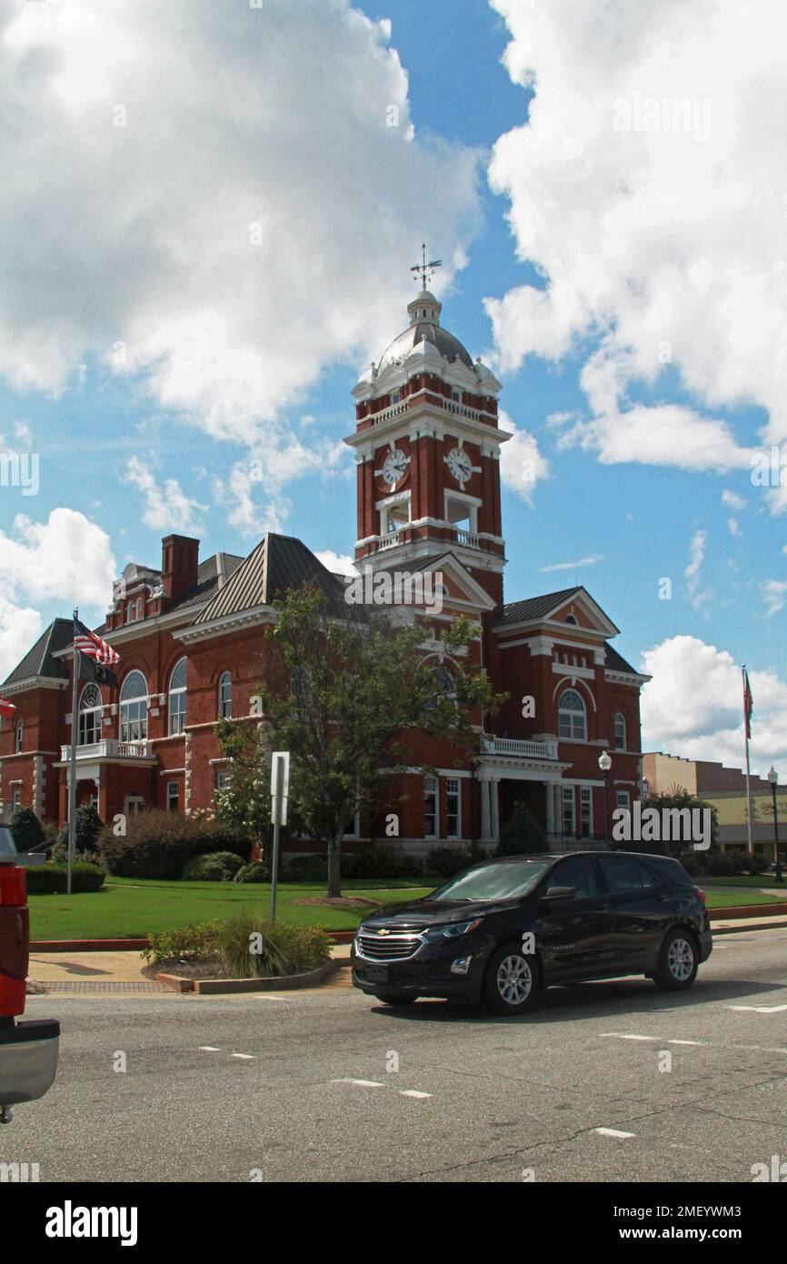 Forsyth, GA, USA. Exterior view of Monroe County's courthouse (b. 1896 ...