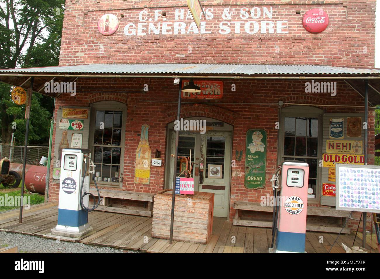 Old fashioned general store sign hi-res stock photography and images ...