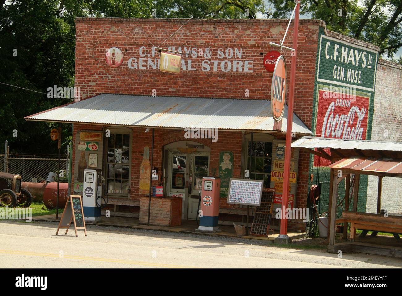 Old fashioned general store sign hi-res stock photography and images ...