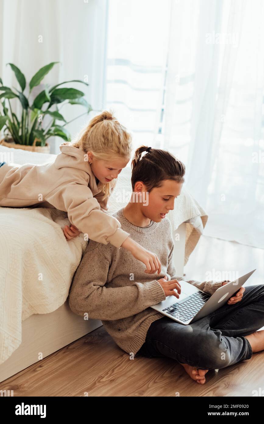 Teen boy girl laptop hi-res stock photography and images - Alamy