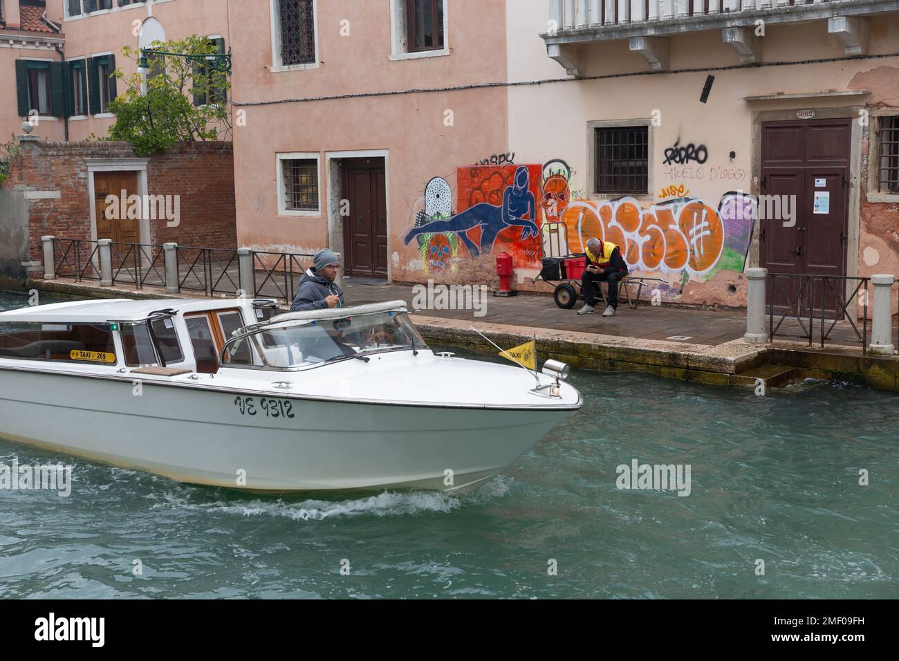 Italian boat canal hi-res stock photography and images - Alamy