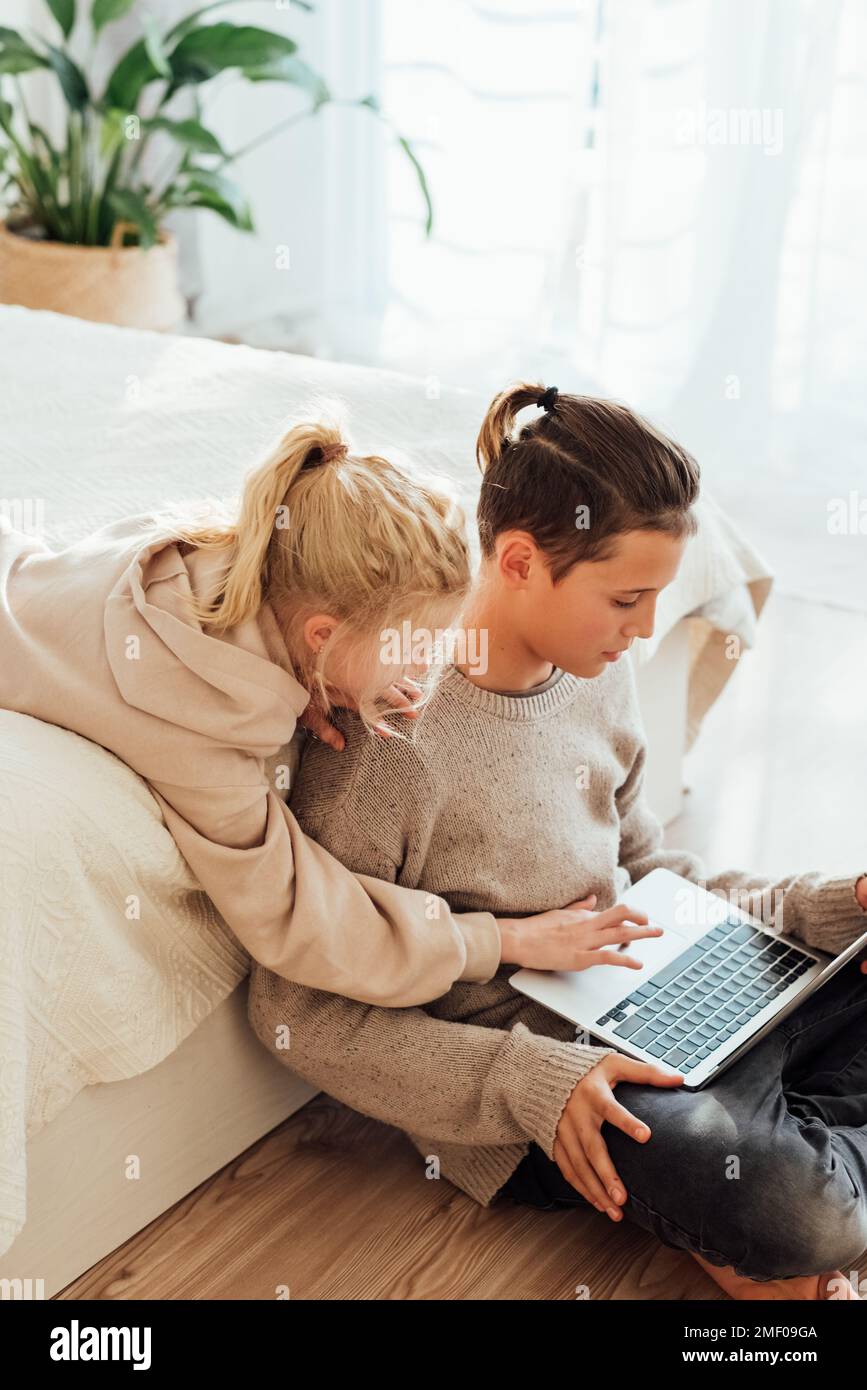 Teen girl boy teenagers hi-res stock photography and images - Alamy