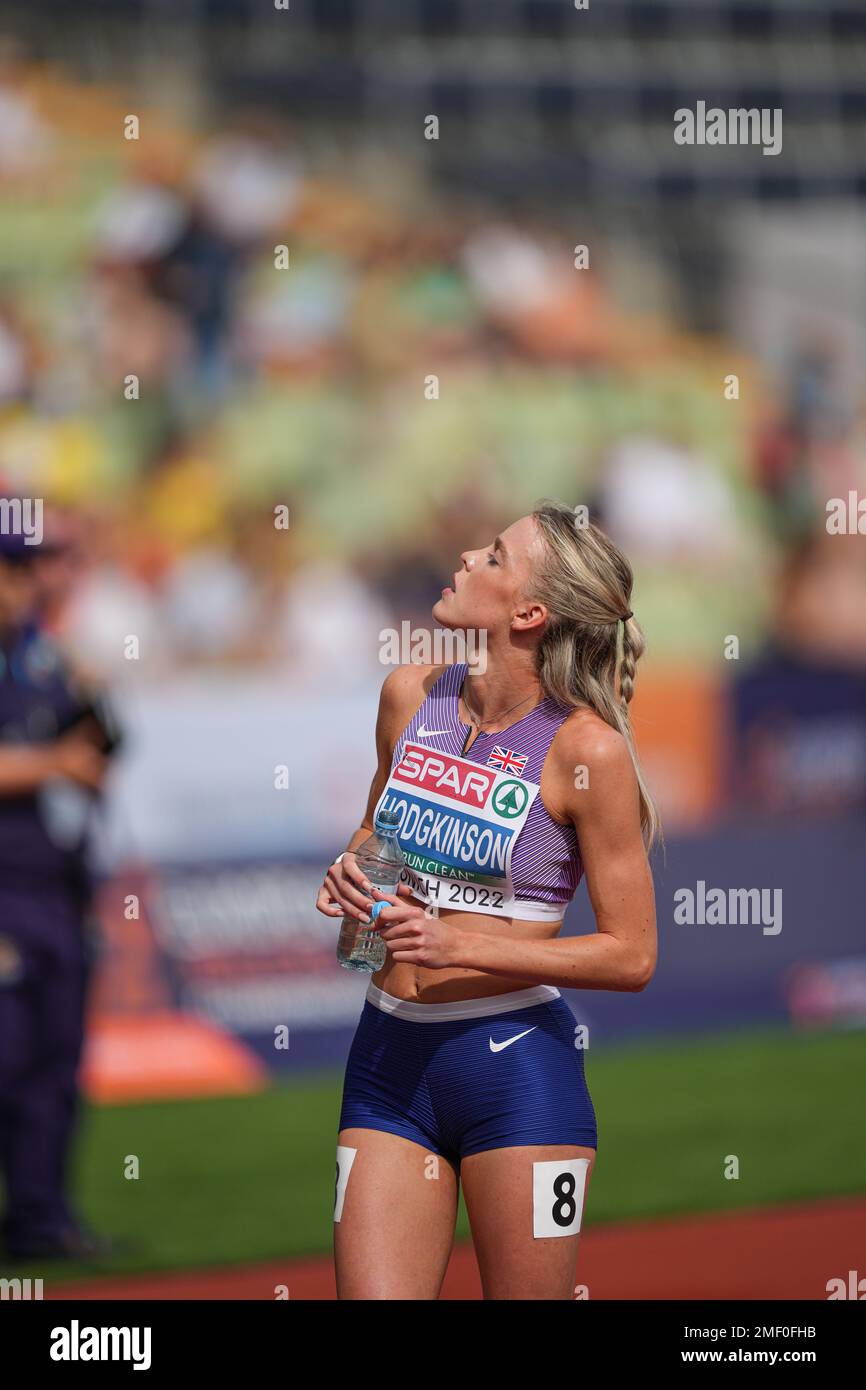 Keely Hodgkinson drinking and spitting at the 800m start at the ...