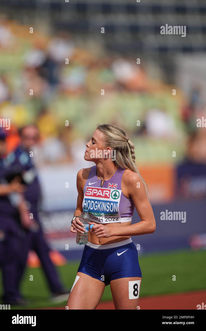 Keely Hodgkinson drinking and spitting at the 800m start at the ...